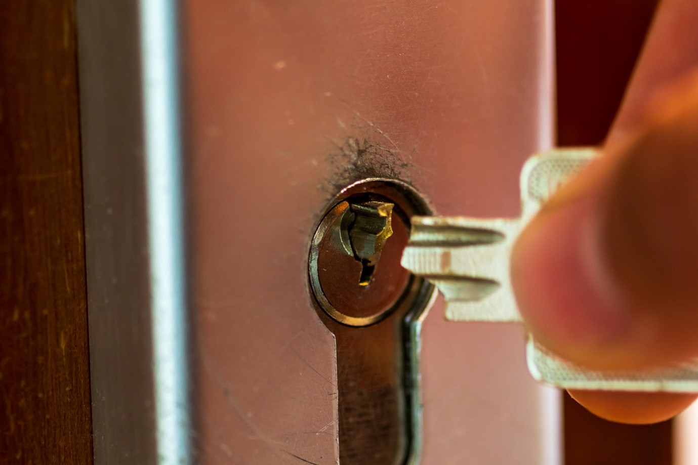 A complete guide to successfully extracting a broken key from a lock
